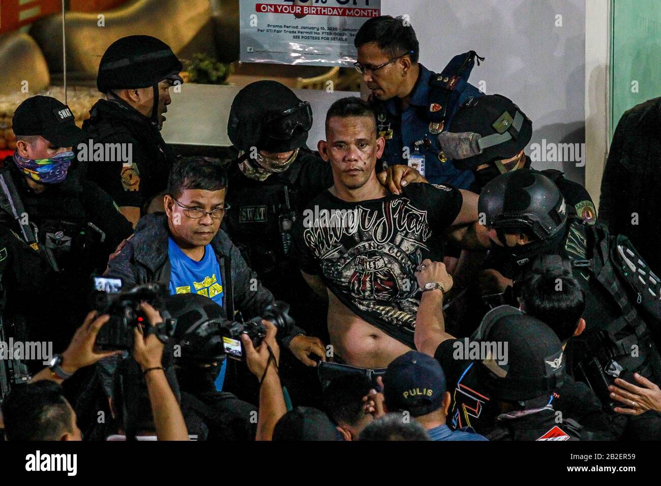 Beijing, Philippines. 2nd Mar, 2020. Policemen and security guards grab ...