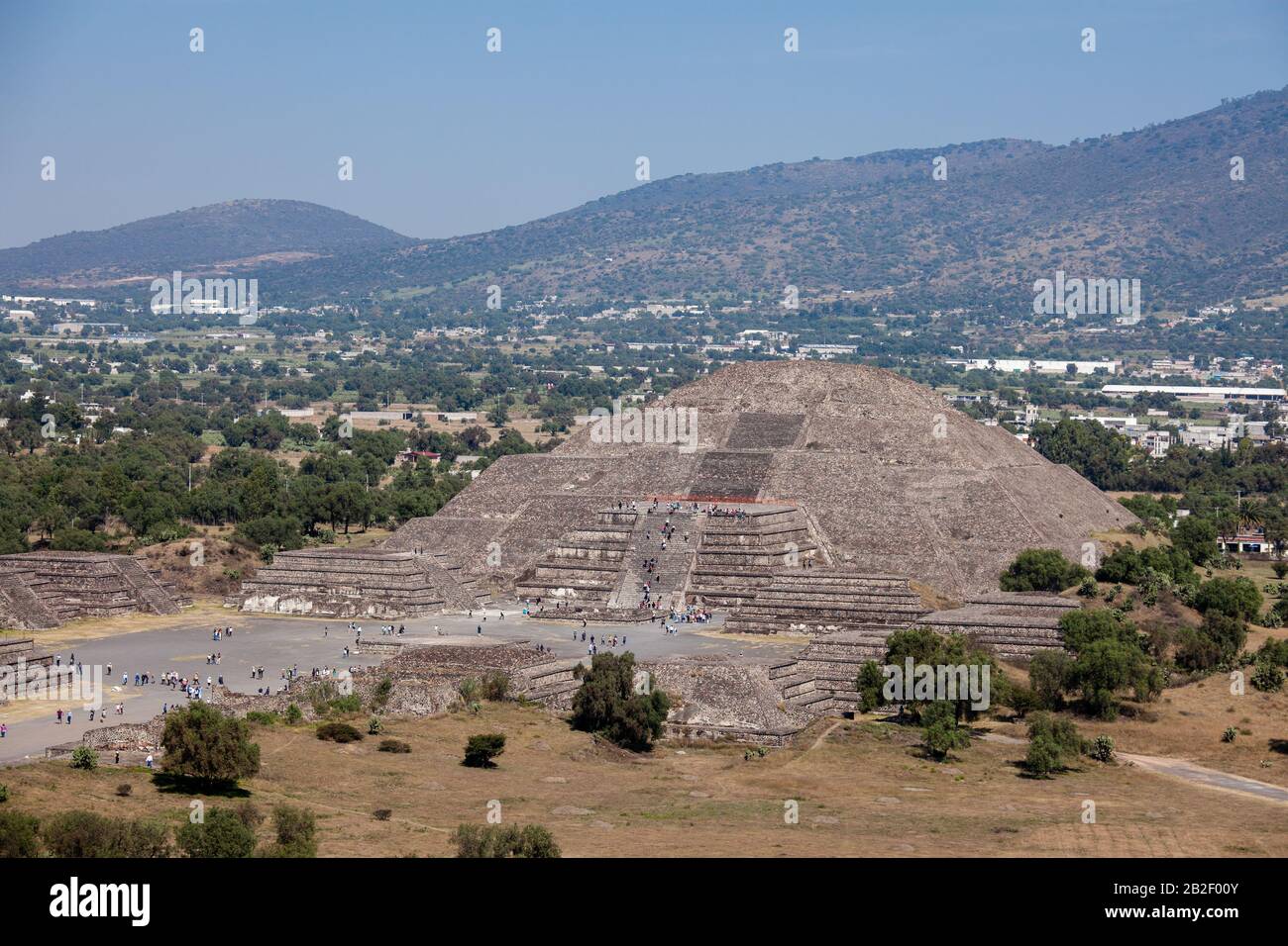 Pyramid of the moon, Teotihuacan, Mexico. Many tourists Stock Photo - Alamy