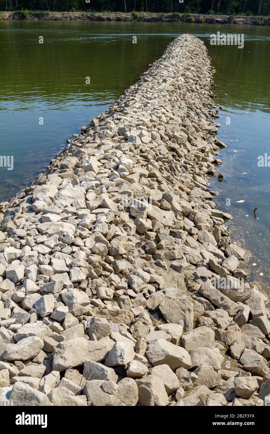 River groyne hi-res stock photography and images - Alamy