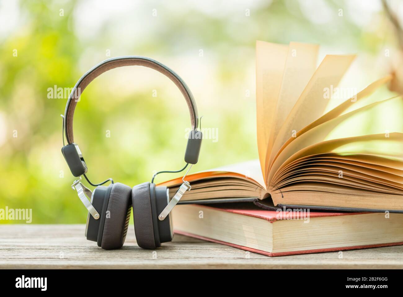 Black headphone hi-res stock photography and images - Alamy