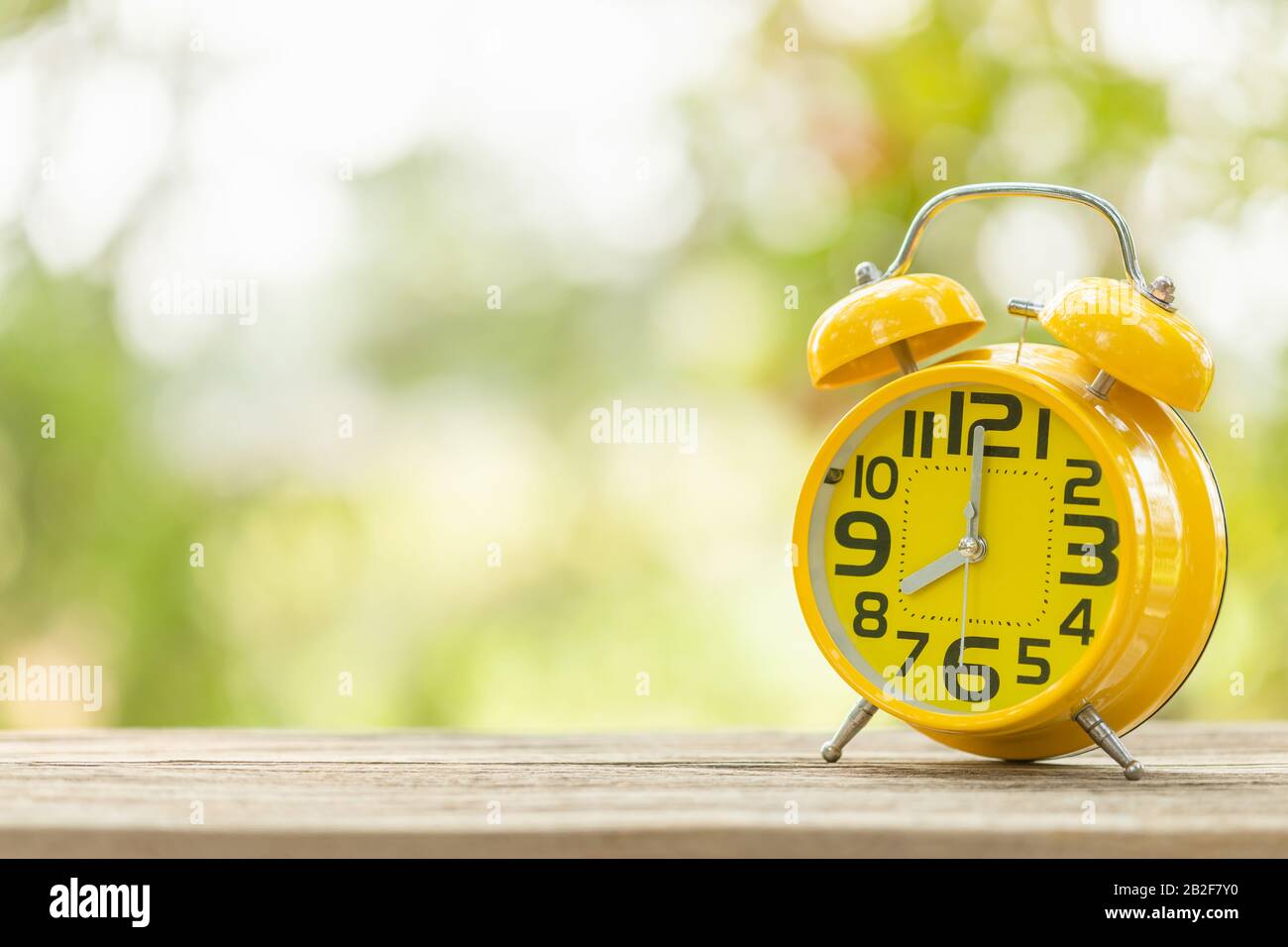 Clockface blur hi-res stock photography and images - Alamy