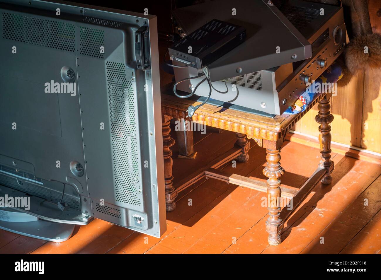 Modern tv stack hi-res stock photography and images - Alamy