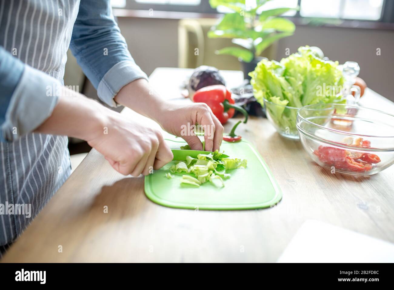 Cutting up food plate hi-res stock photography and images - Alamy