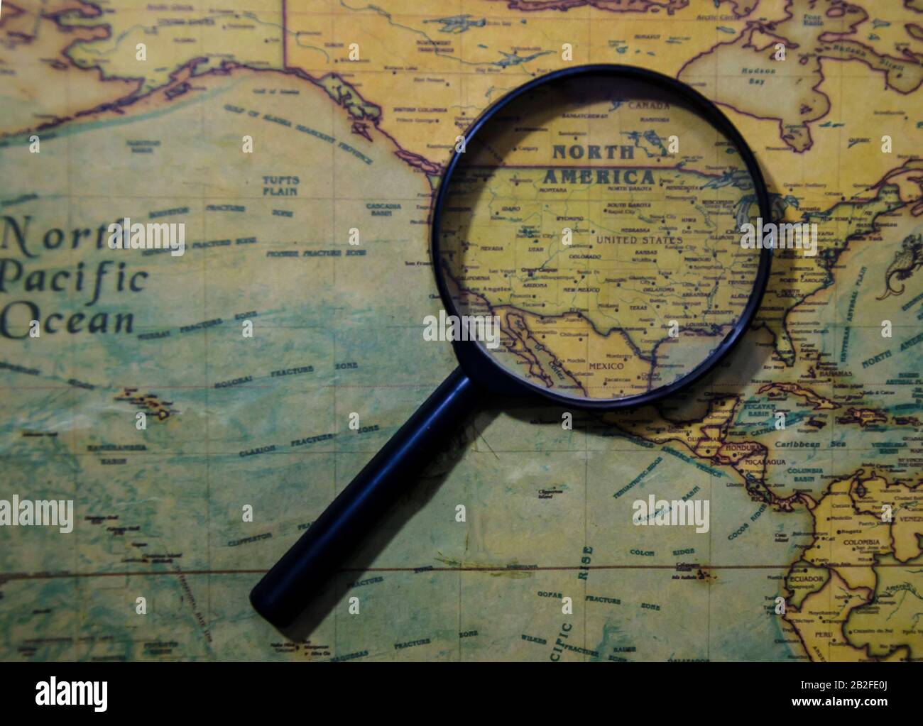 Magnifying glass on USA map Stock Photo - Alamy
