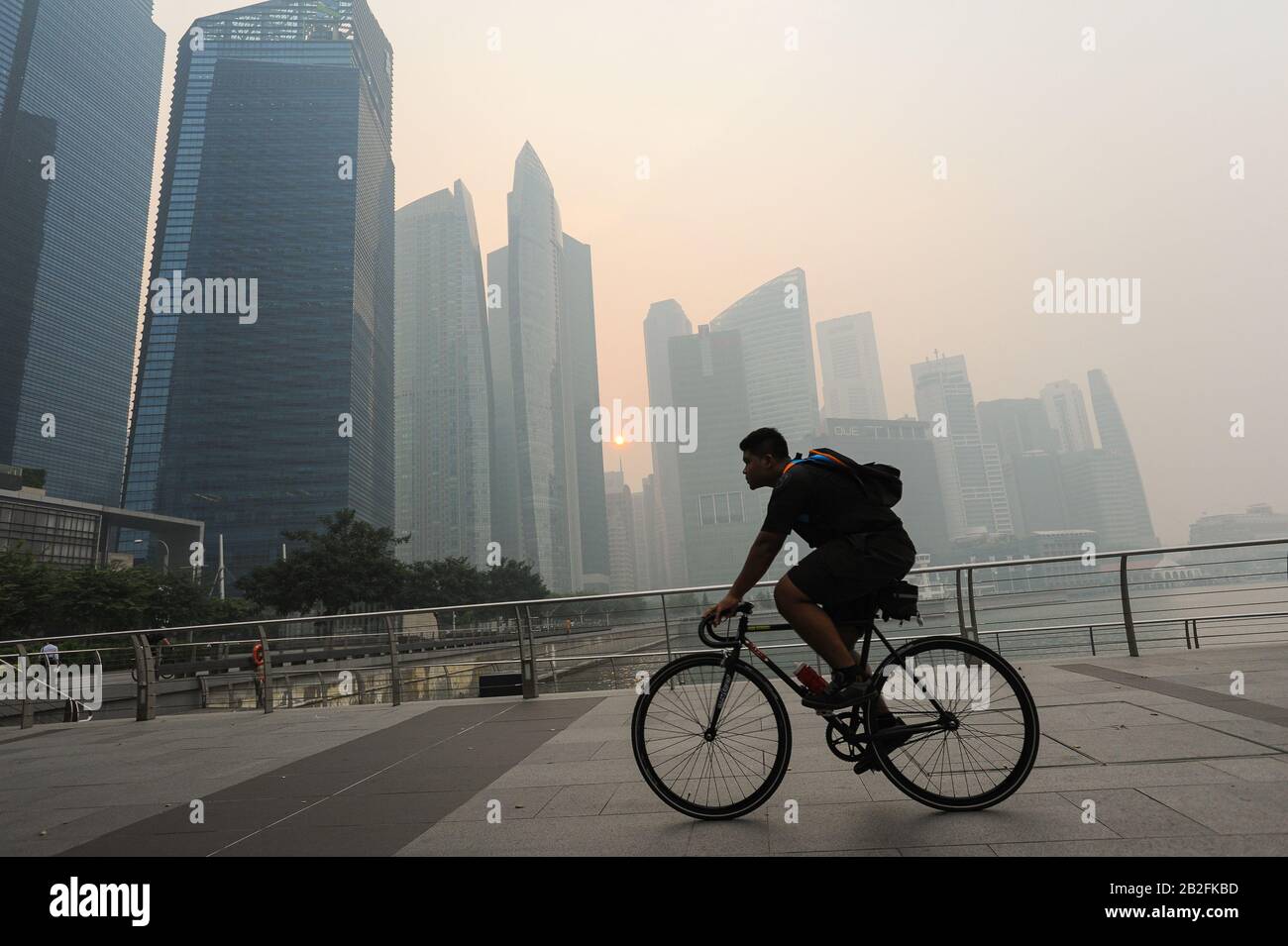 20.06.2013, Singapore, Republic of Singapore, Asia - A cyclist fights ...