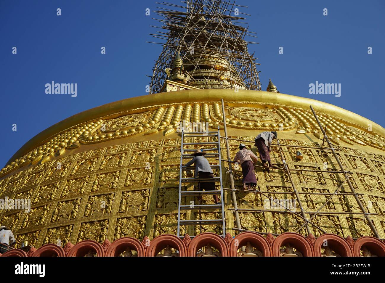 Arbeiter auf der Stupa der Sitagu International Buddhist Academy ...
