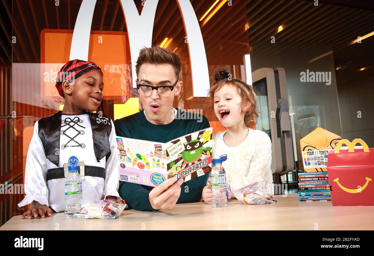 EDITORIAL USE ONLY Children's author and musician Tom Fletcher reads to ...