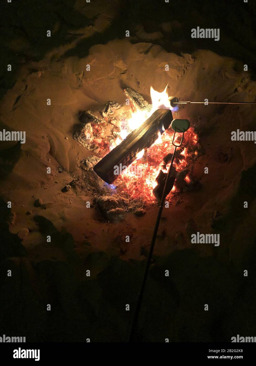 Toasting marshmallows fire hi-res stock photography and images - Alamy