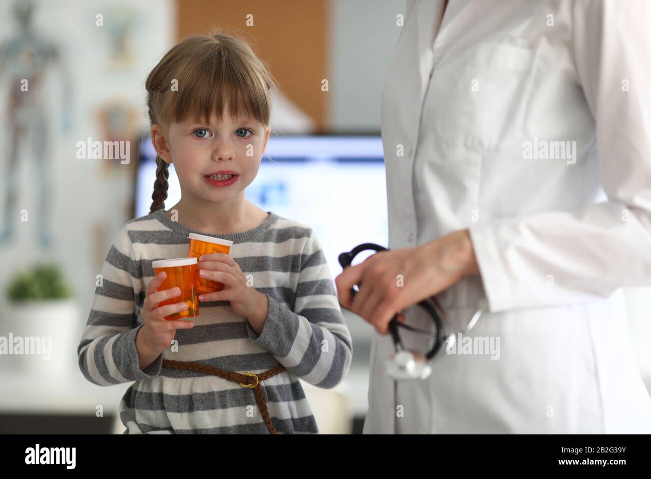 Doctor and child serious hi-res stock photography and images - Alamy