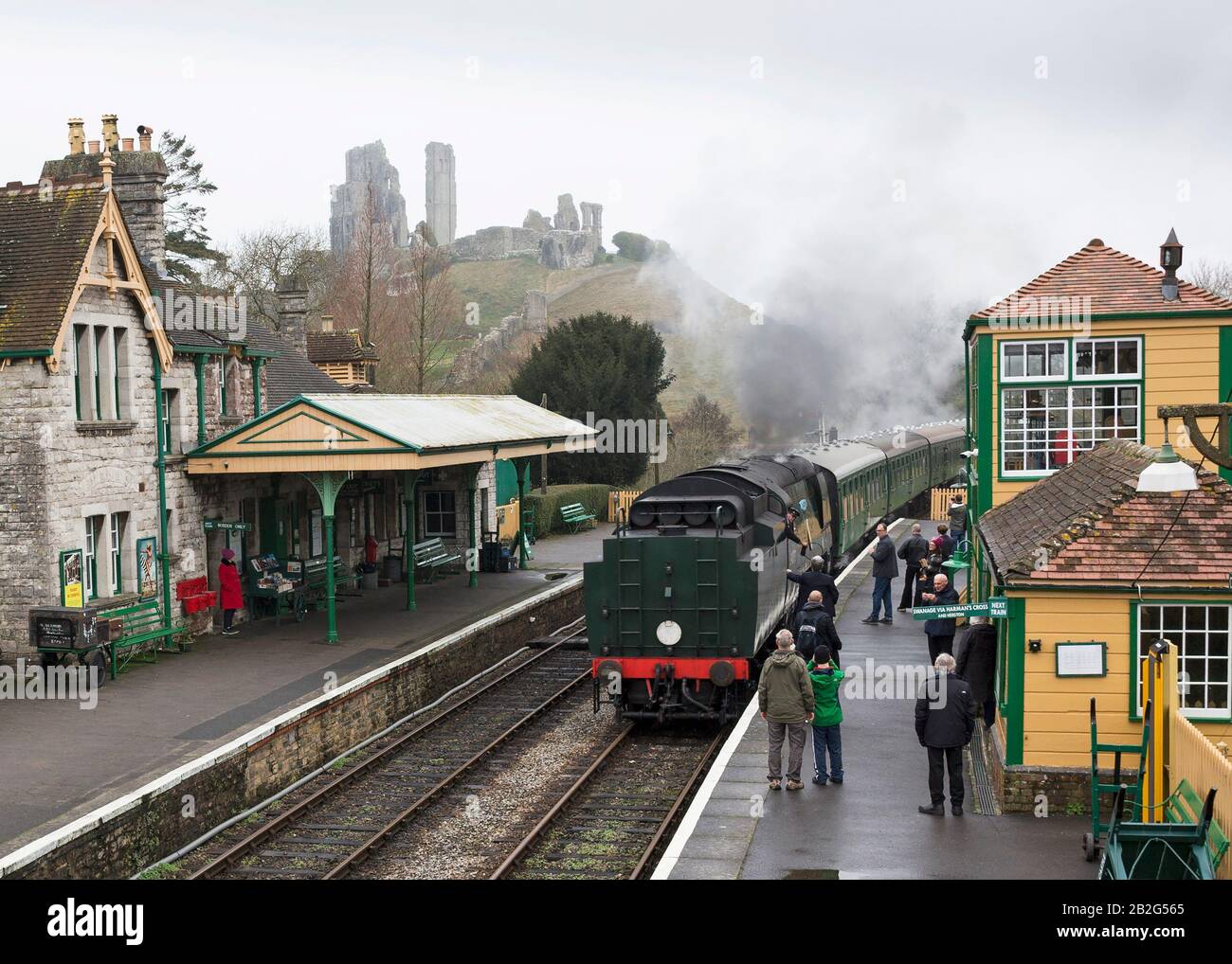 Corfe Castle railway station and steam train, Dorset, England, UK Stock ...