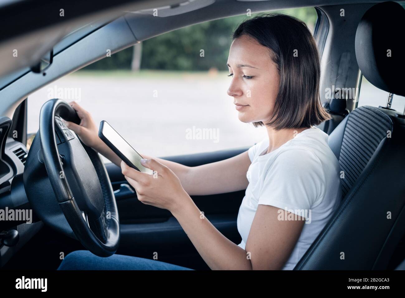 Woman and texting and rear view hi-res stock photography and images - Alamy