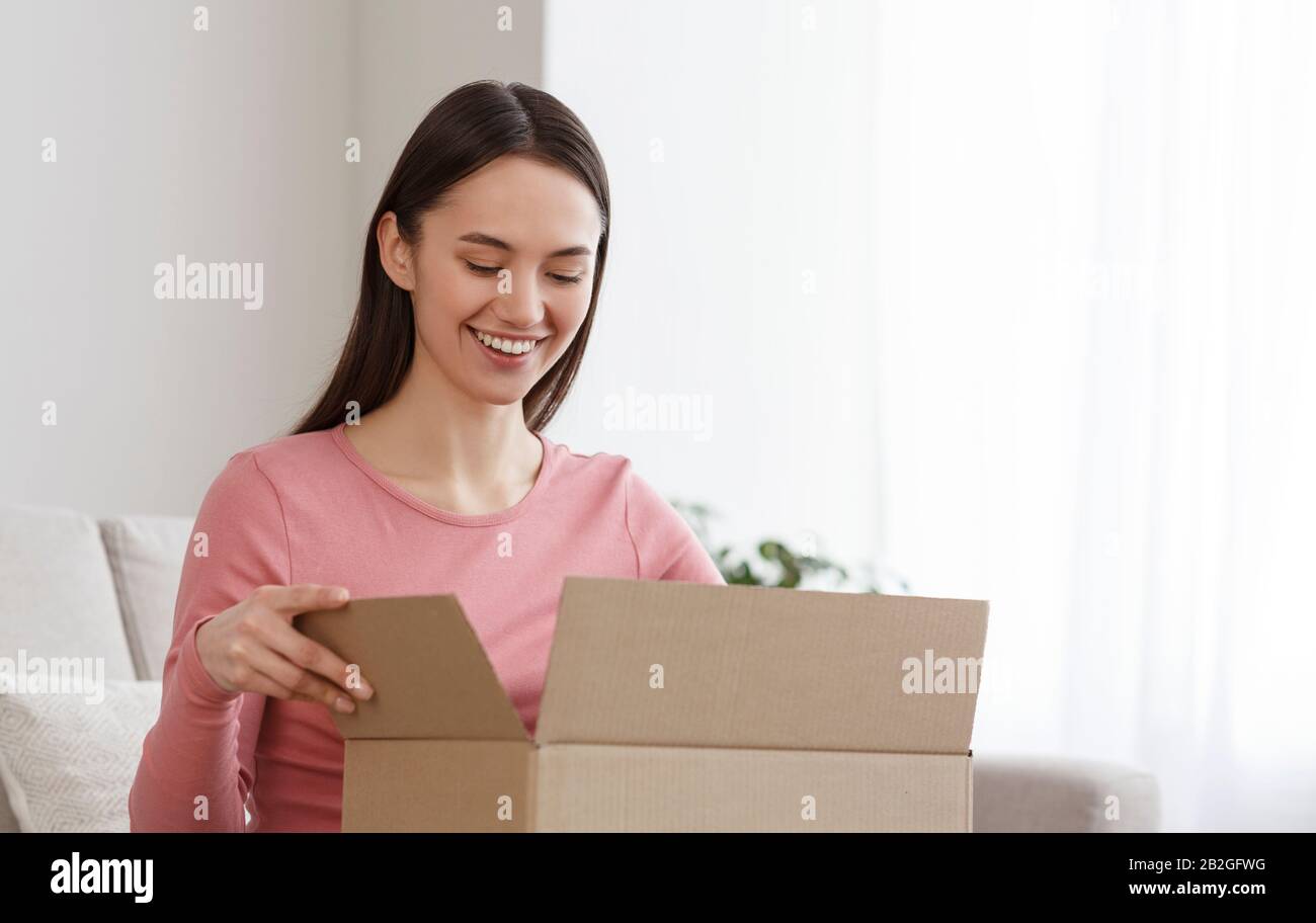 Shipment parcel hi-res stock photography and images - Alamy