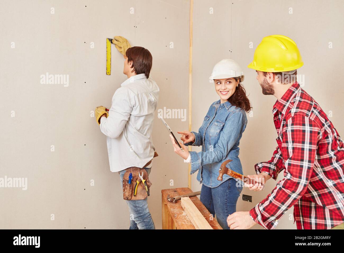 Female construction worker hammer hi-res stock photography and images ...