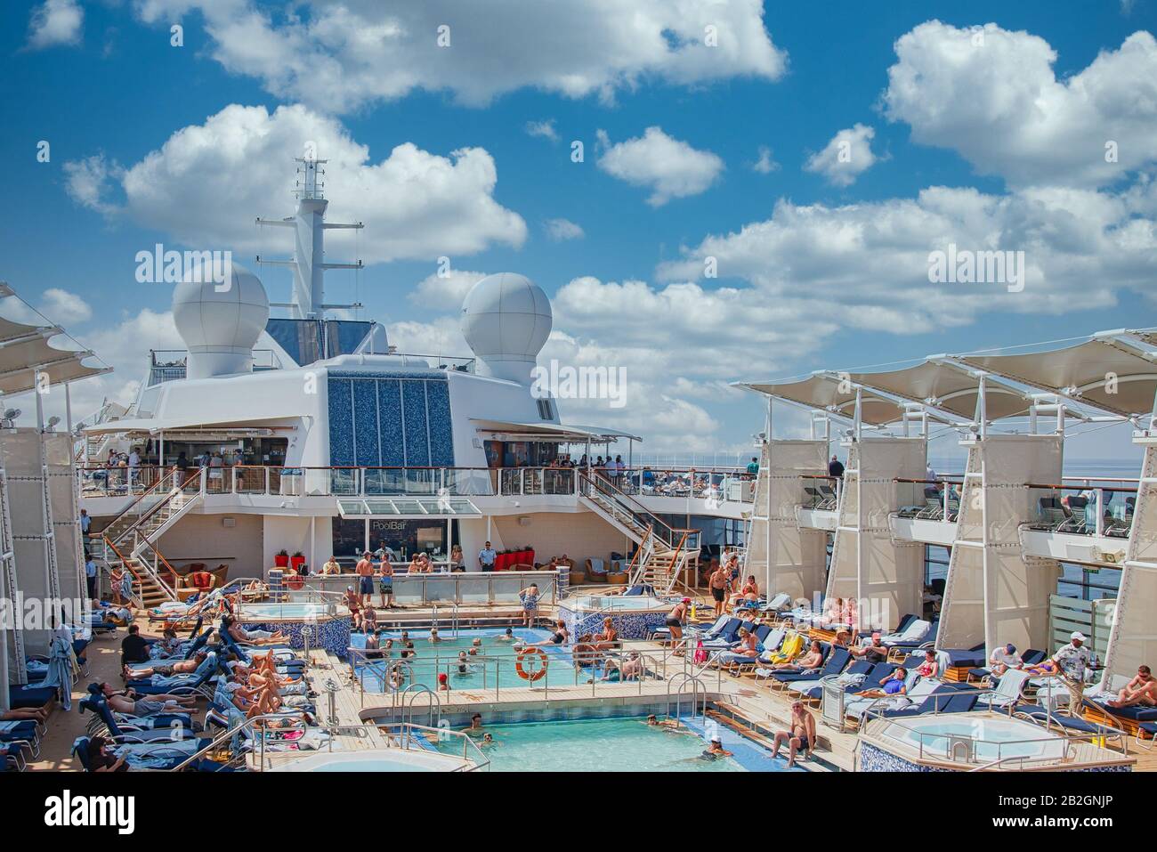 Crowded swimming pool cruise ship hi-res stock photography and images ...