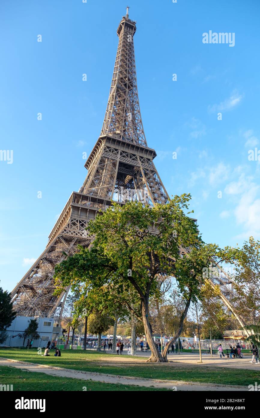 Paris iconic landmarks hi-res stock photography and images - Alamy