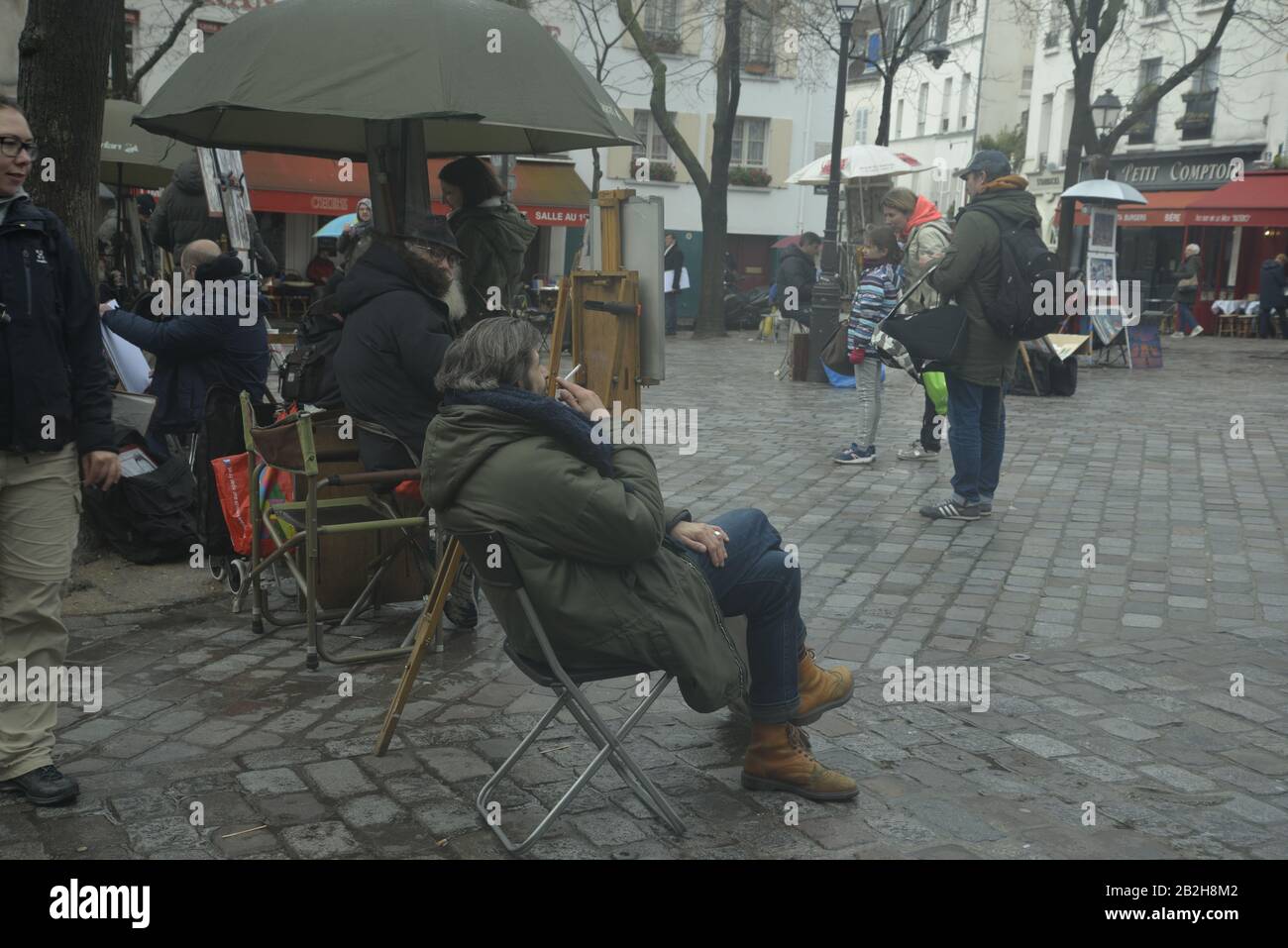 Street artists enjoying a smoke in 18e Paris, pasakdek Stock Photo - Alamy