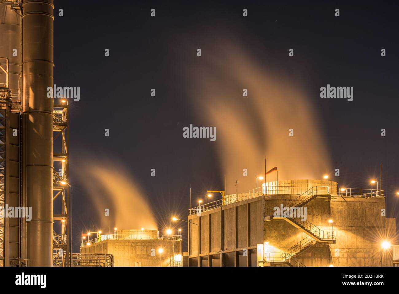 Glow light of petrochemical industry on sunset and Twilight sky ,Power ...