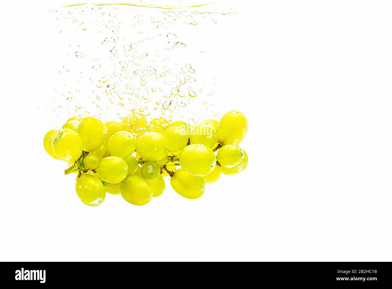 Bunch of green grapes sinking into crystal clear water Stock Photo - Alamy