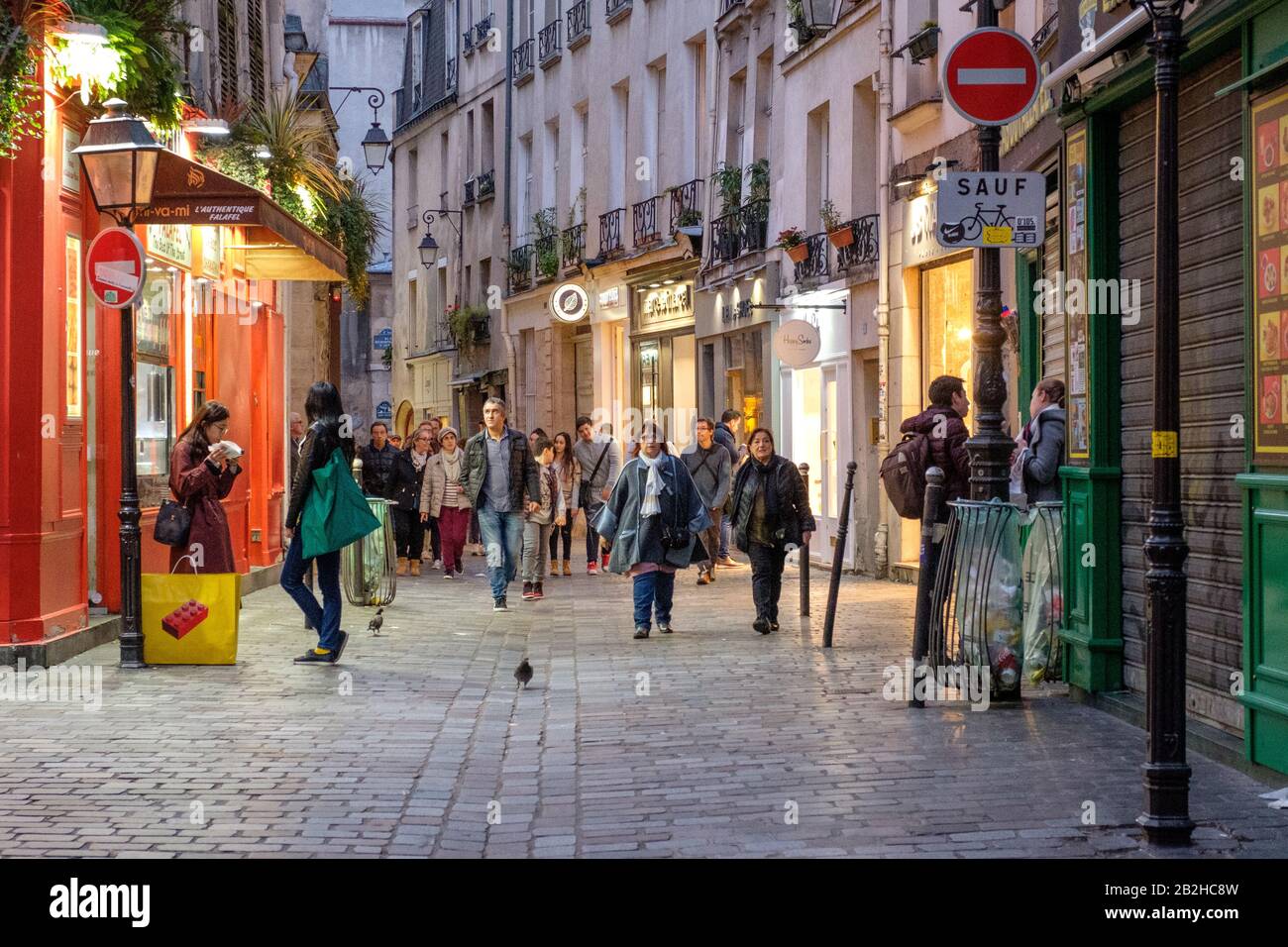 Marais shopping paris hi-res stock photography and images - Alamy