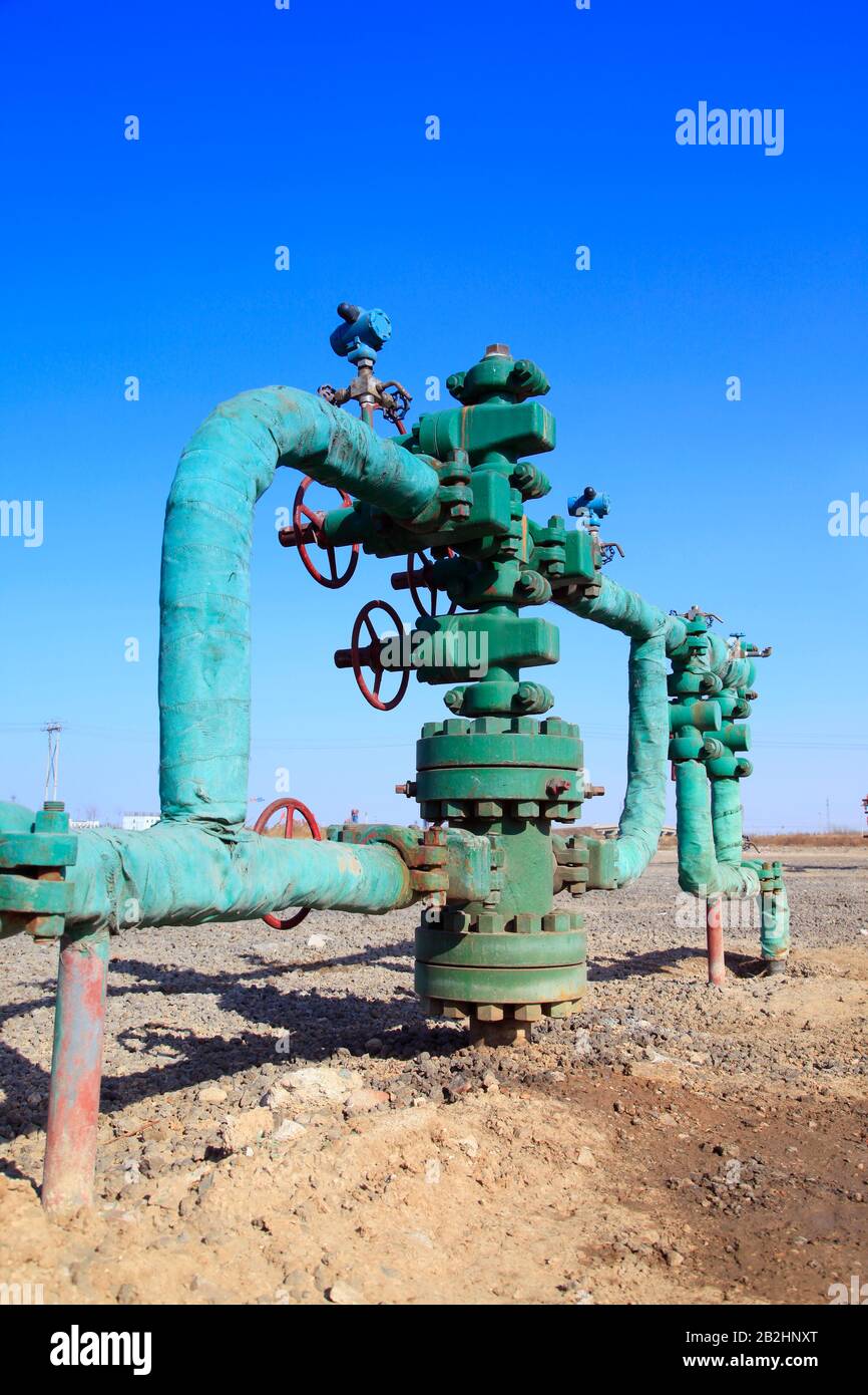 Oil field scene, oil pipelines and facilities Stock Photo - Alamy
