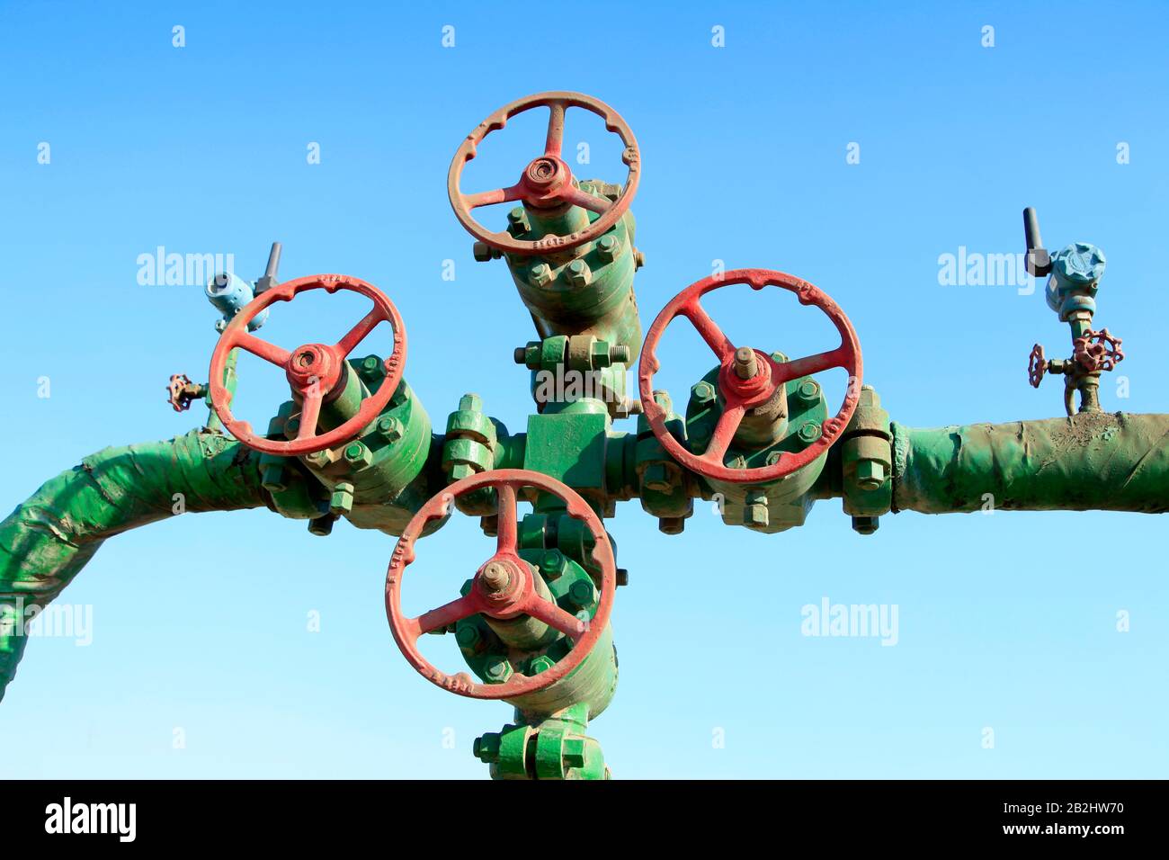 Oil field scene, oil pipelines and facilities Stock Photo - Alamy