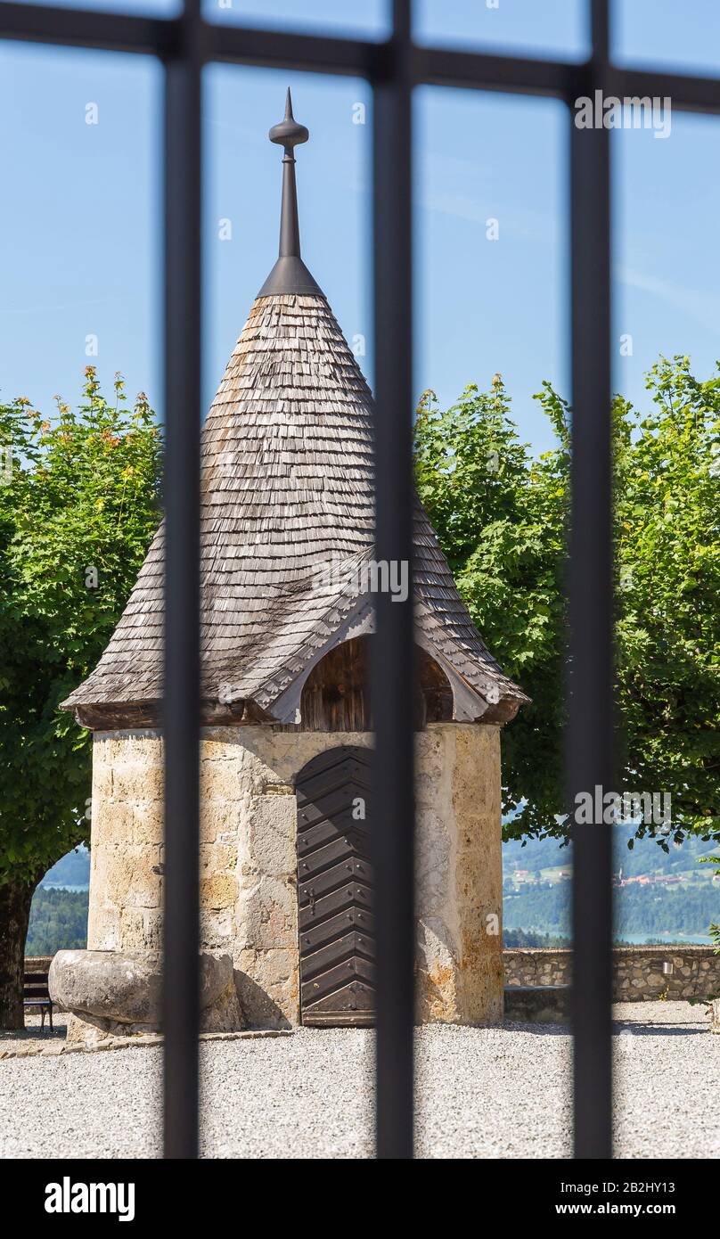 Door through green fence hi-res stock photography and images - Alamy