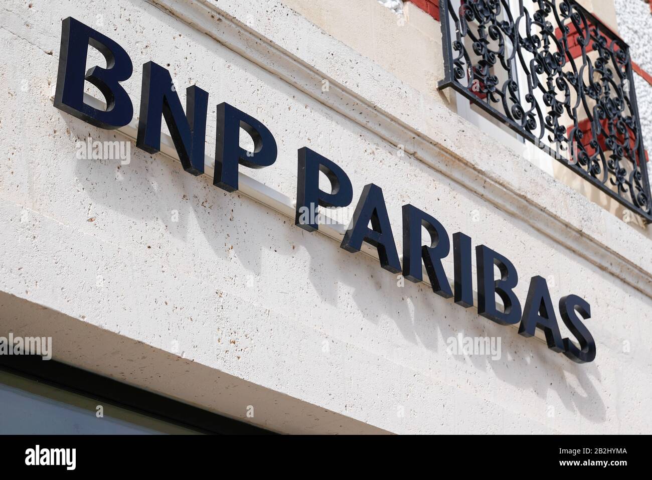 Bnp paribas icon logo hi-res stock photography and images - Alamy