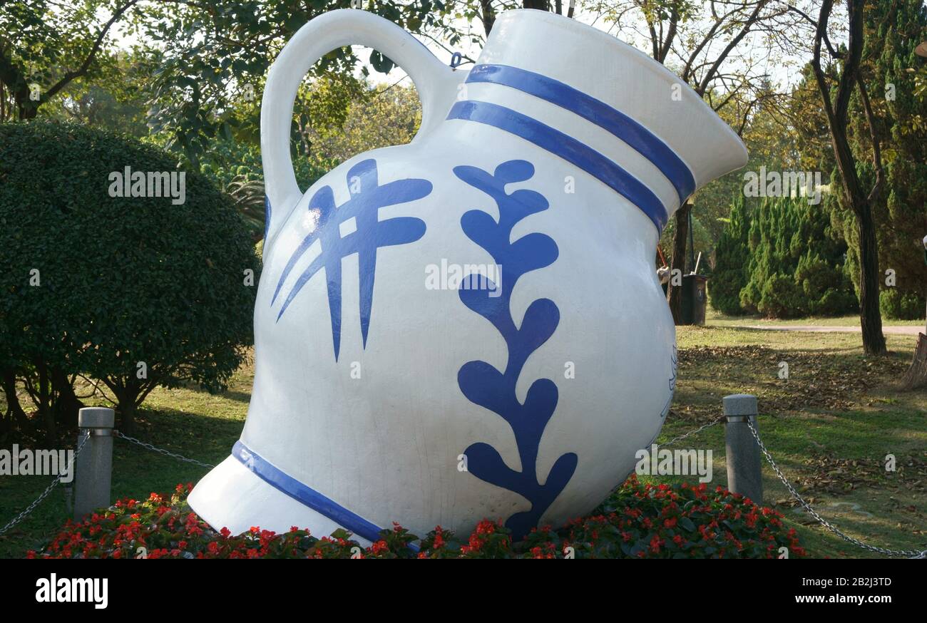 Giant pot hi-res stock photography and images - Alamy