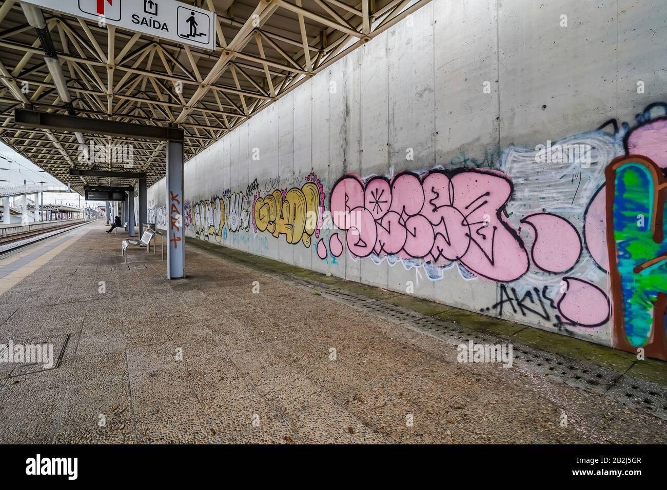 train station platform graffiti on wall lisbon portugal Stock Photo - Alamy