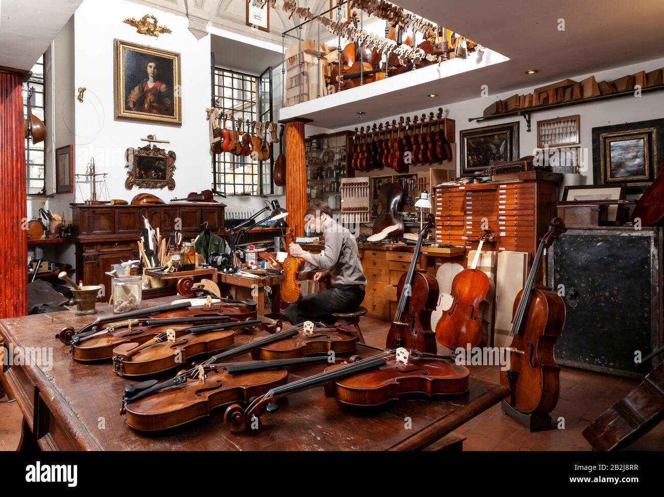 Luthier hi-res stock photography and images - Alamy