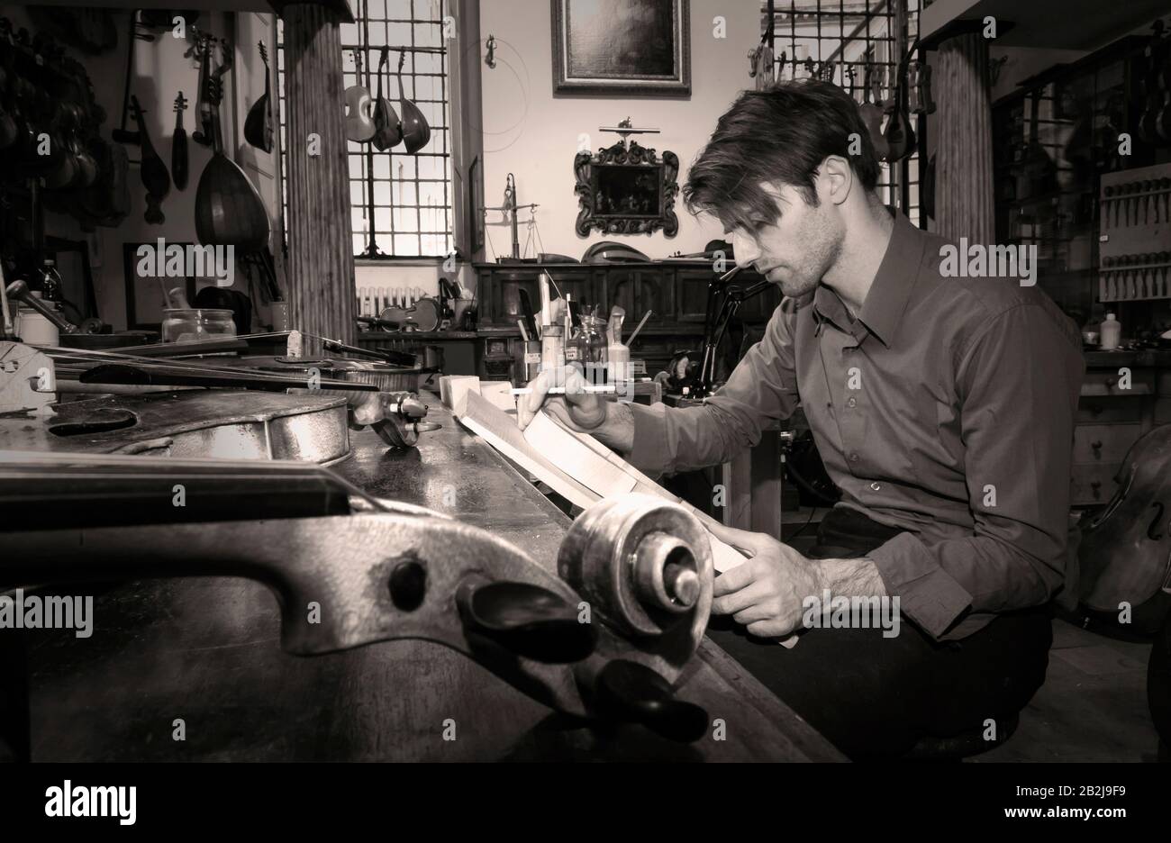 Craftsman making a violin hi-res stock photography and images - Alamy