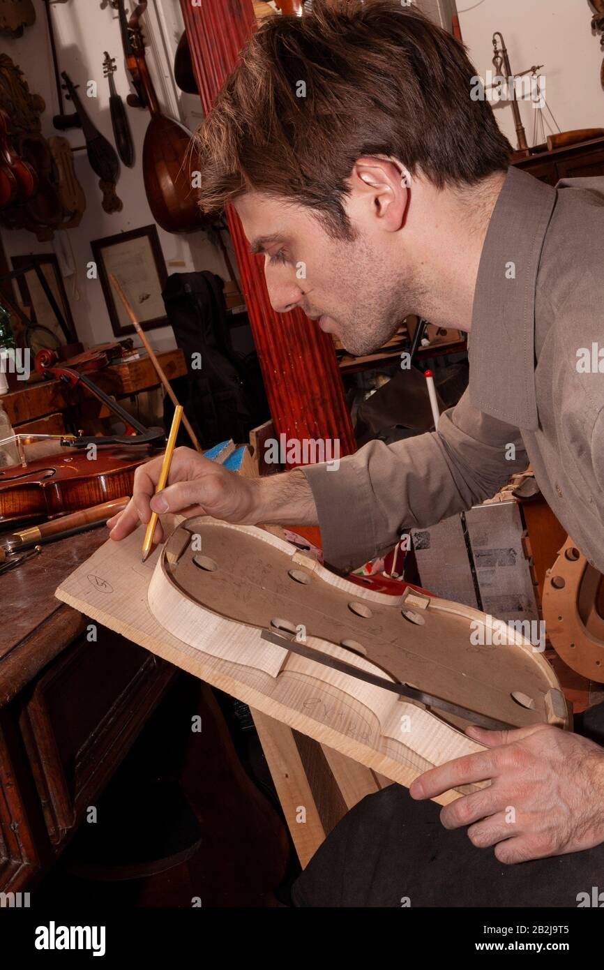 Craftsman making a violin hi-res stock photography and images - Alamy