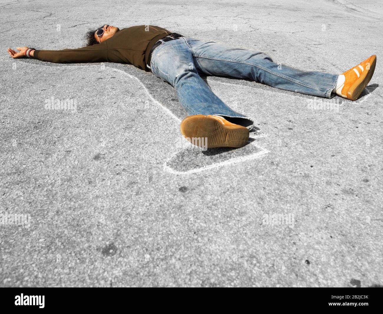 Chalk outline around dead victim lying in street Stock Photo - Alamy