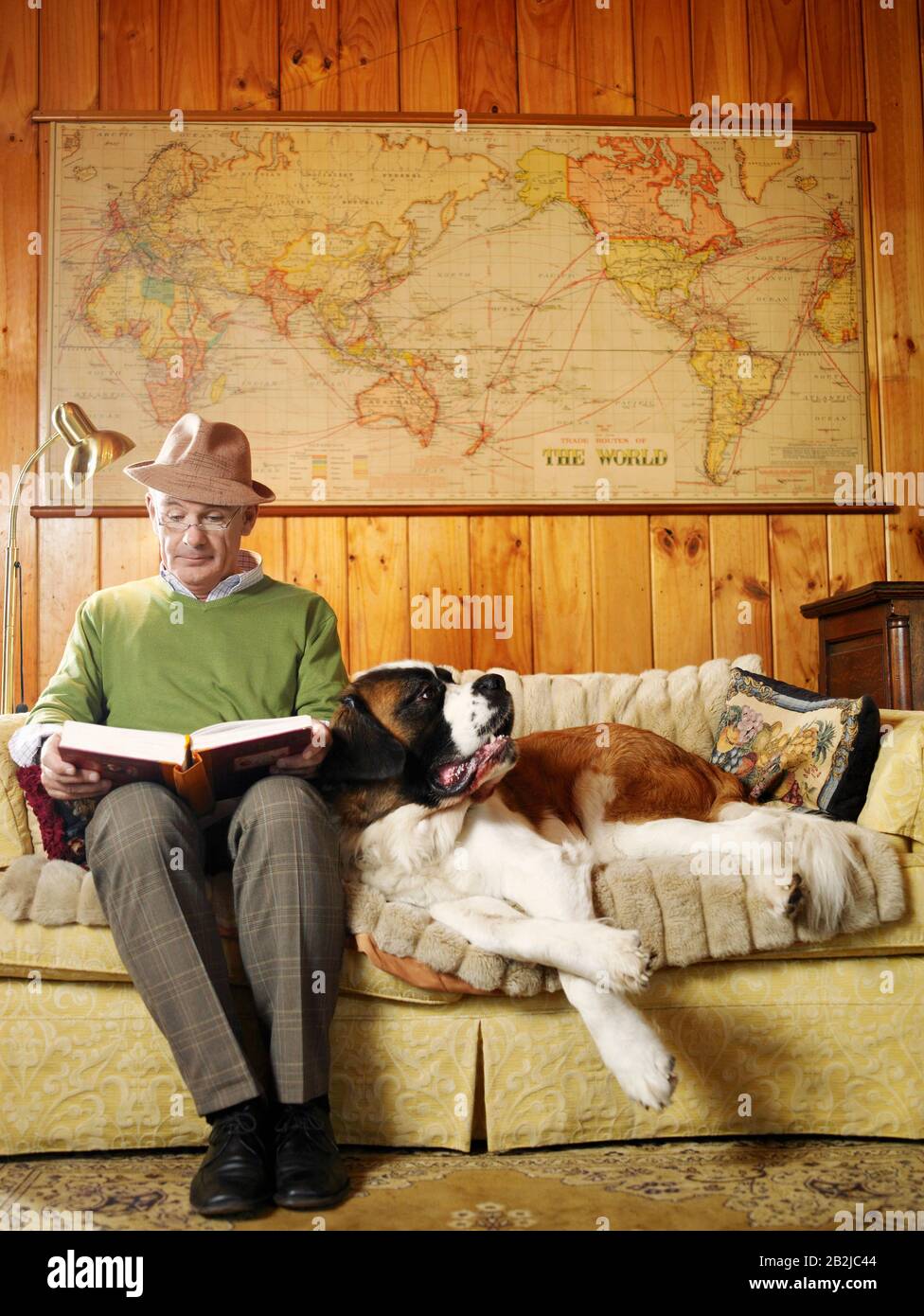 Dog reading map hi-res stock photography and images - Alamy