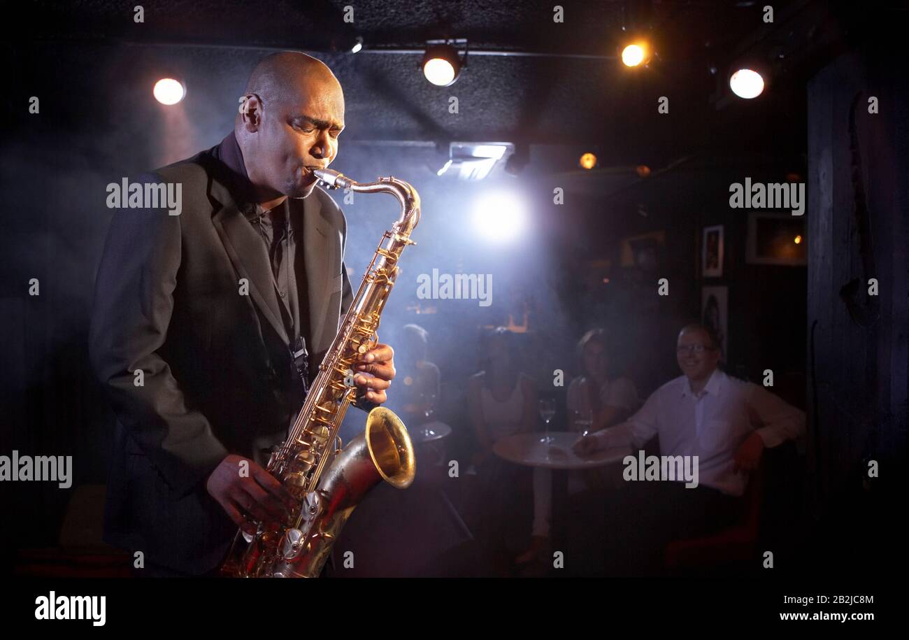 Stage spotlight saxophone hi-res stock photography and images - Alamy