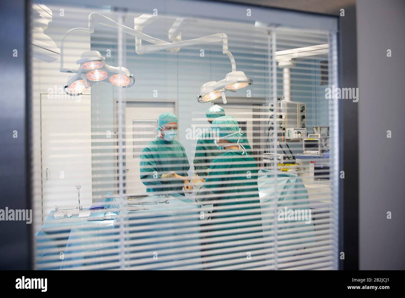 Physicians in surgery hi-res stock photography and images - Alamy