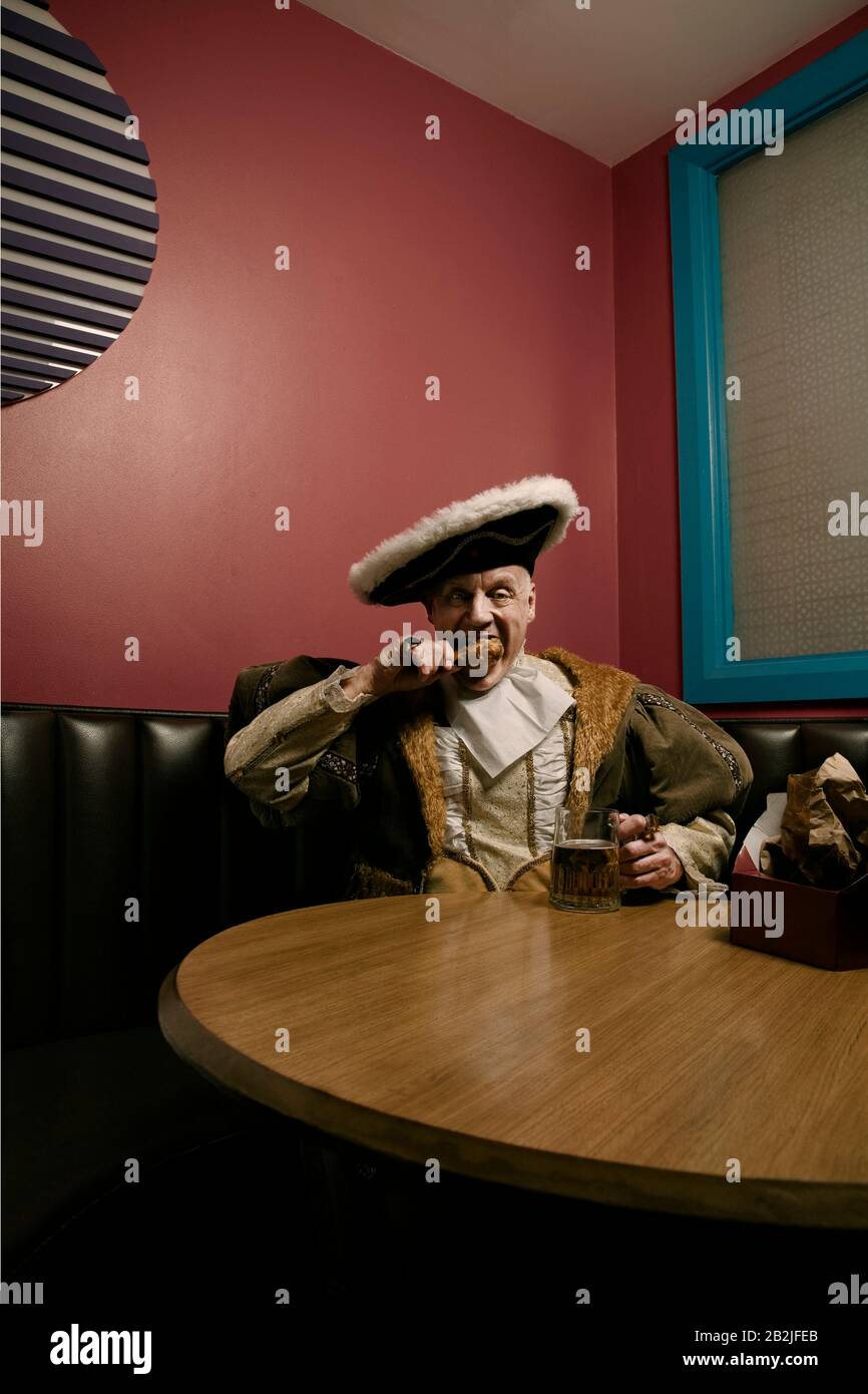 Portrait of King Henry VIII eating lunch in cafe Stock Photo - Alamy