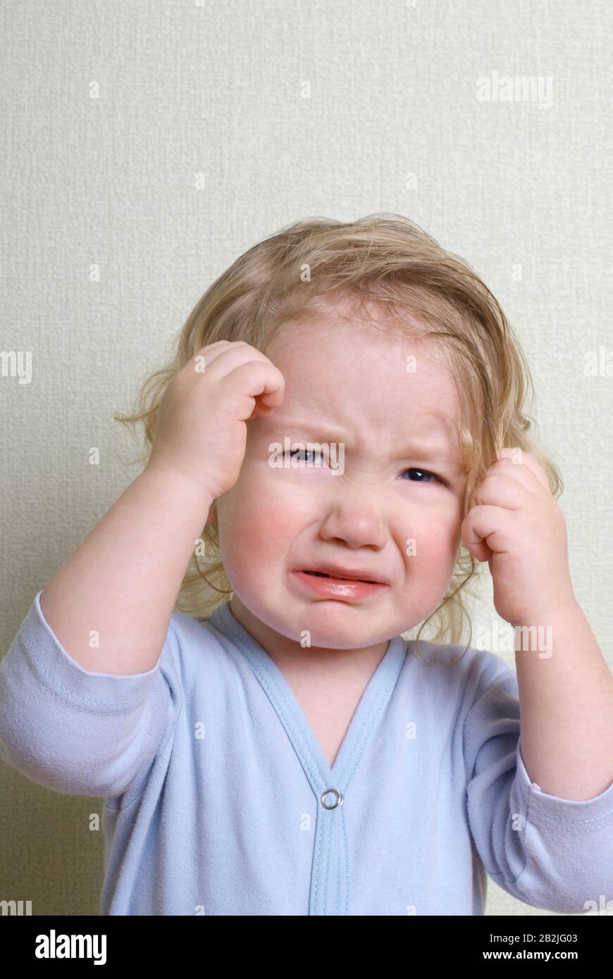 Crying blonde boy toddler hi-res stock photography and images - Alamy
