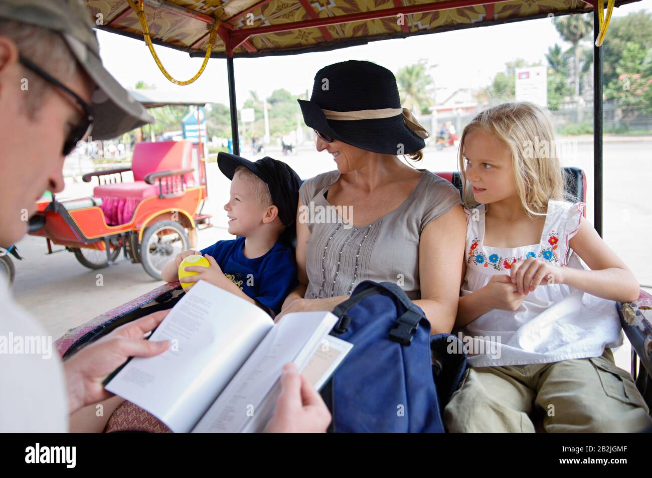 Girls riding rickshaw hi-res stock photography and images - Alamy