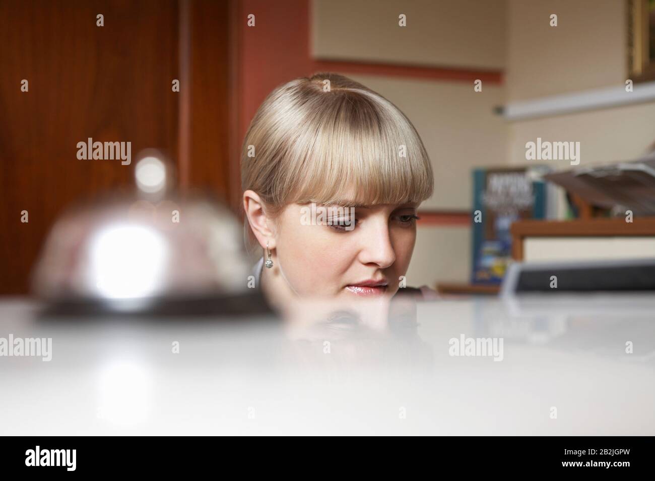 Hotel service women alone hi-res stock photography and images - Alamy