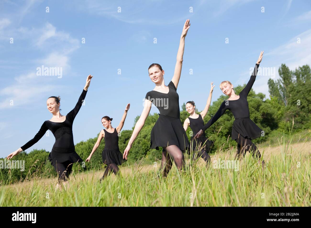 Young women dance hi-res stock photography and images - Alamy