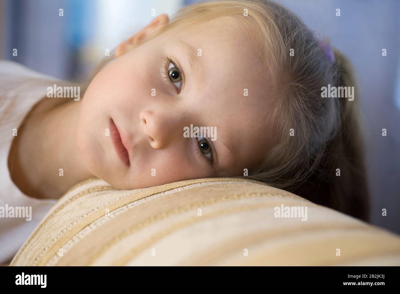 Girl looking sadly hi-res stock photography and images - Alamy