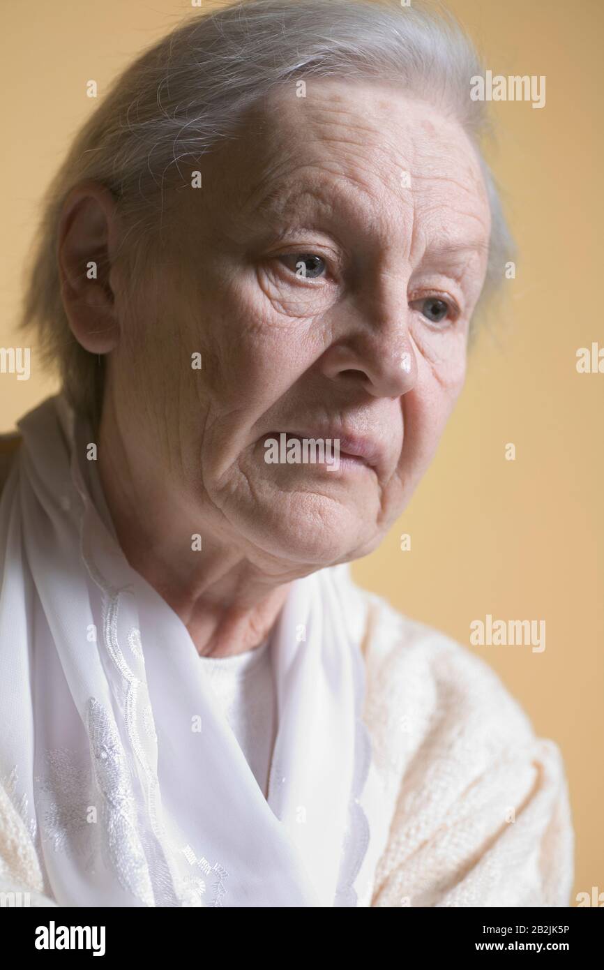 Shoulders upwards of an old lady Stock Photo - Alamy
