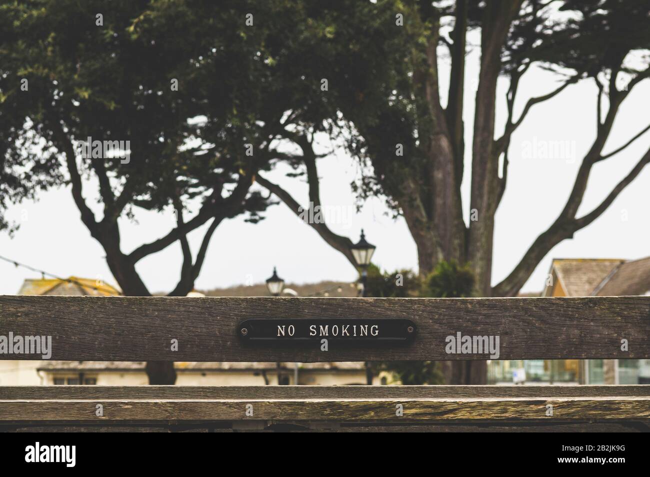 No smoking sign on a bench in Bude, Cornwall Stock Photo - Alamy