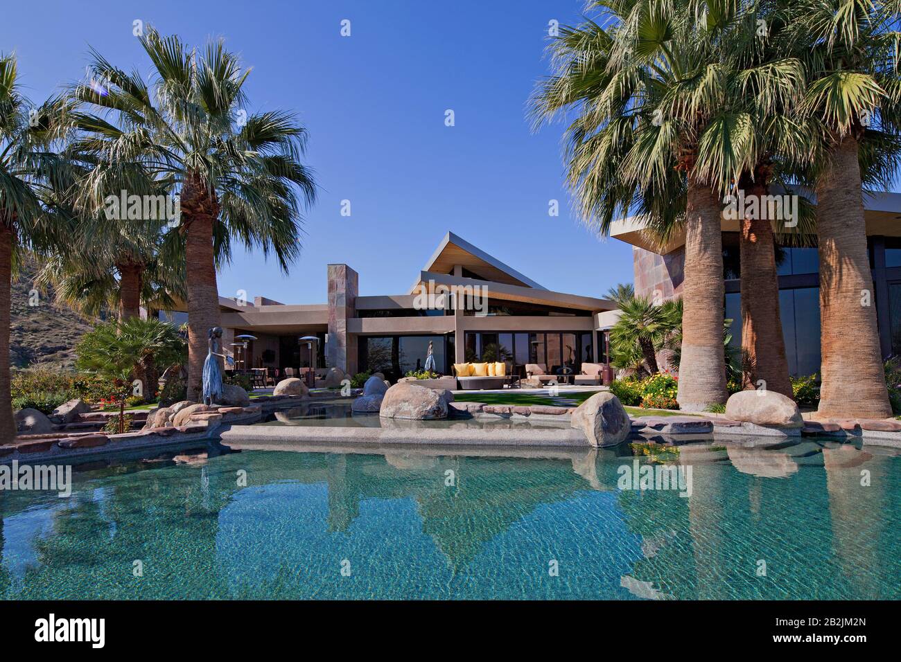 Manor house pool hi-res stock photography and images - Alamy