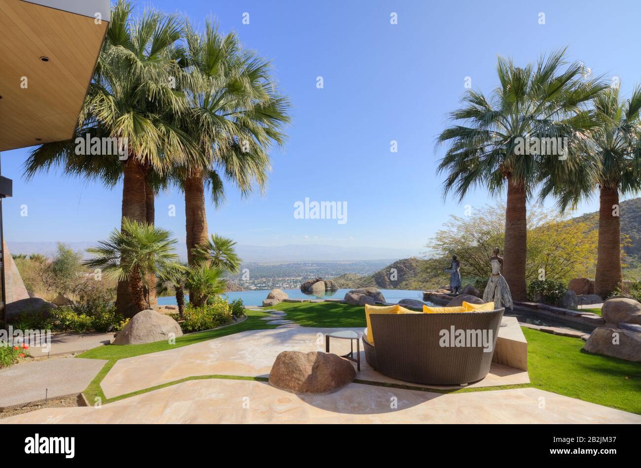 Country manor house pool hi-res stock photography and images - Alamy