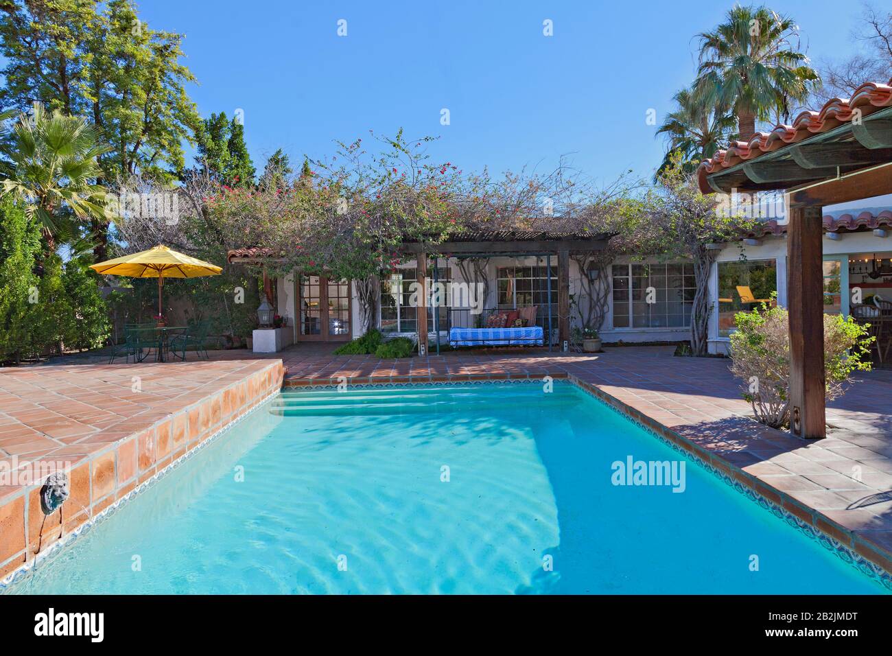 Tree in front manor hi-res stock photography and images - Alamy