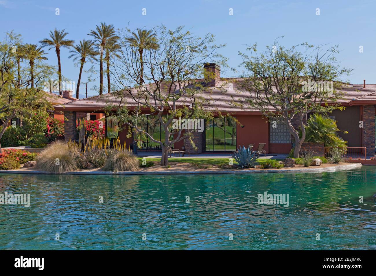 Palm springs swimming pool house hi-res stock photography and images ...