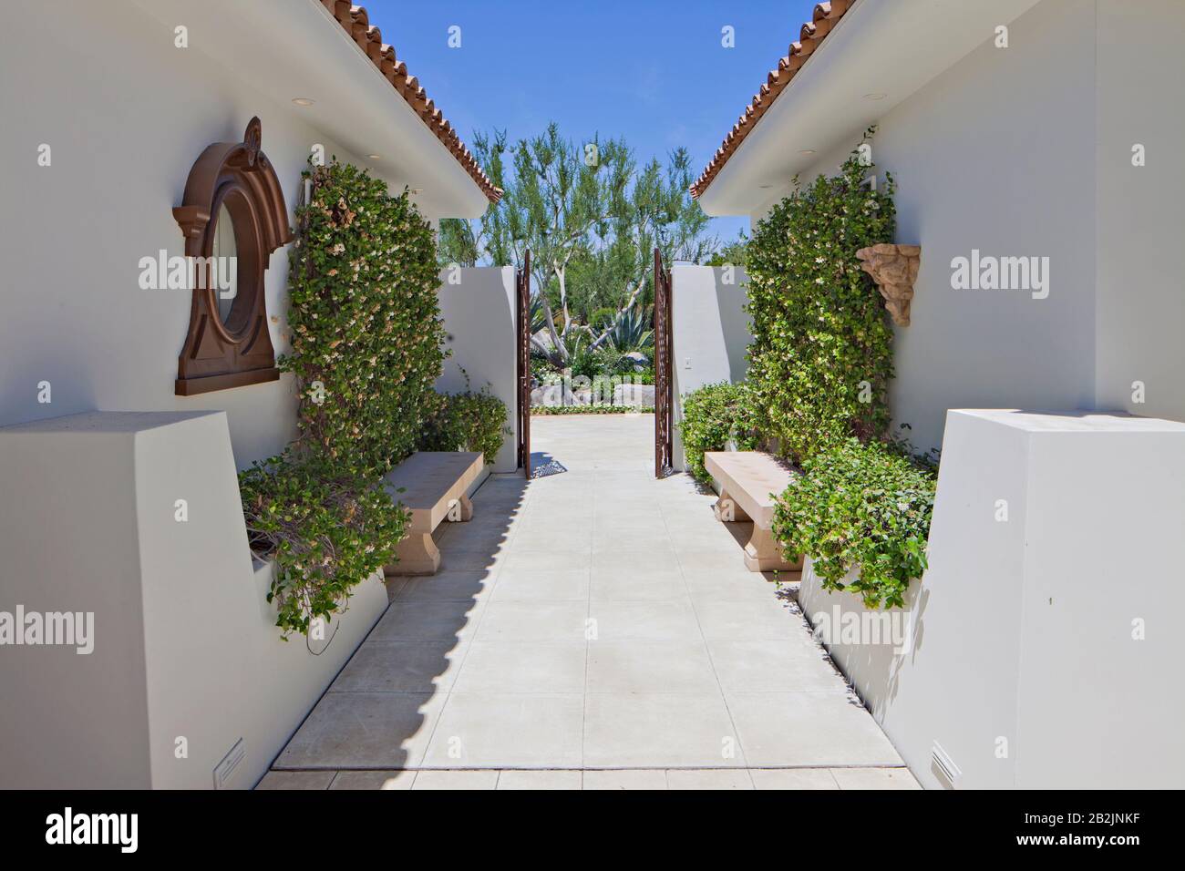 Modern manor house gate hi-res stock photography and images - Alamy