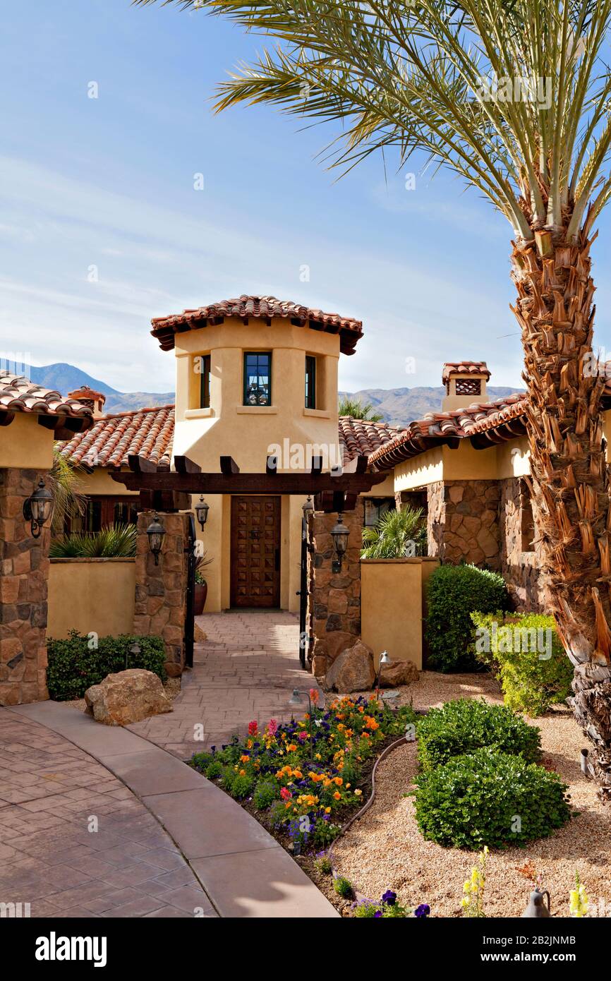 Modern mansion gate hi-res stock photography and images - Alamy